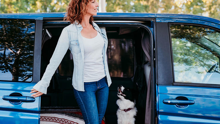 Woman leaves to live her “vanlife” influencer fantasy, demands family ...