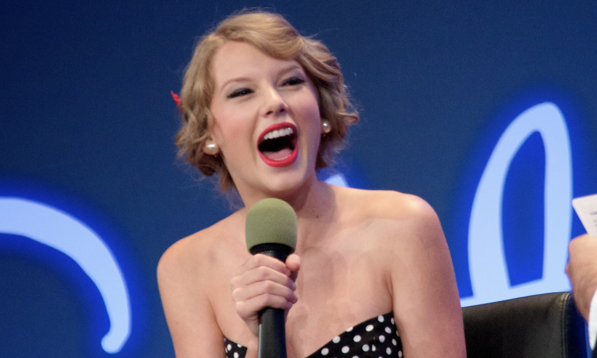 Taylor Swift's 'awkward' dance moves go viral at Songwriters Hall of ...