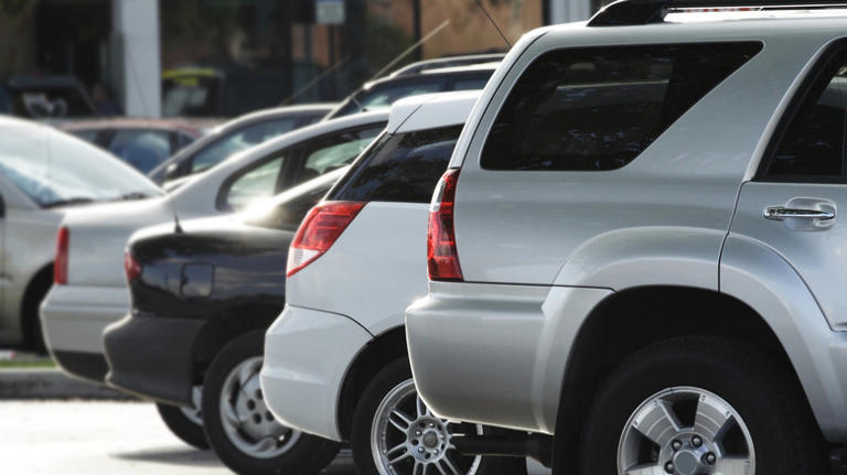 Do dark colored cars really get worse gas mileage in hot weather?