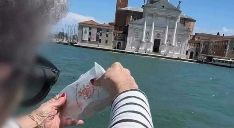 Turista disperde le ceneri del marito in bacino San Marco a Venezia dal ...