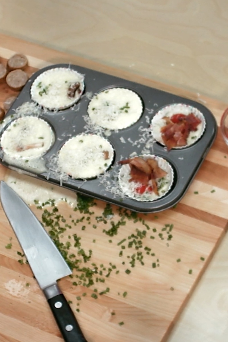 Bolinhos de ovo fofos com bacon e legumes