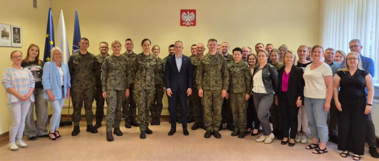 Wiceminister obrony sieradzanin Cezary Tomczyk odwiedził WCR w ...