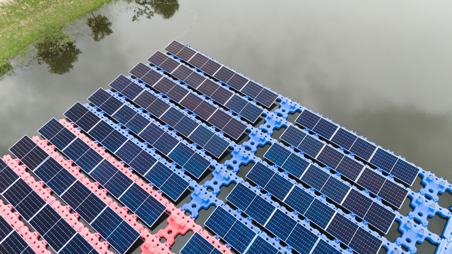 Foam-backed floating solar array delivers 7.7 MWh in freezing conditions