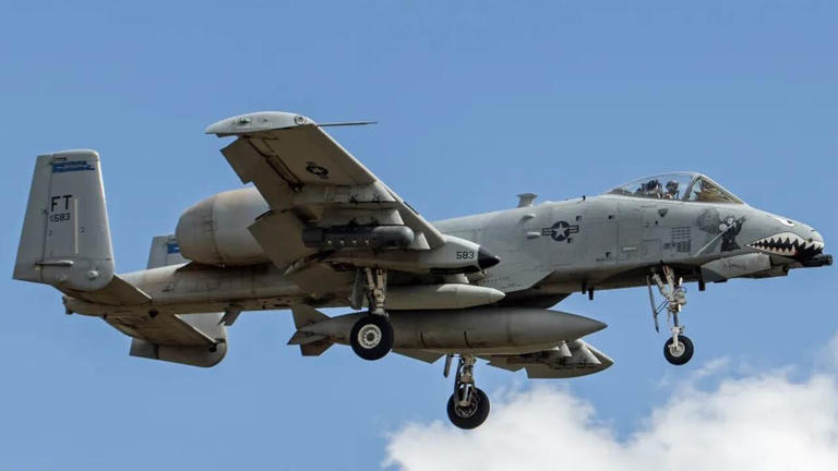 Gli A-10 Warthog tornano nel Regno Unito mostrando i segni dei ...
