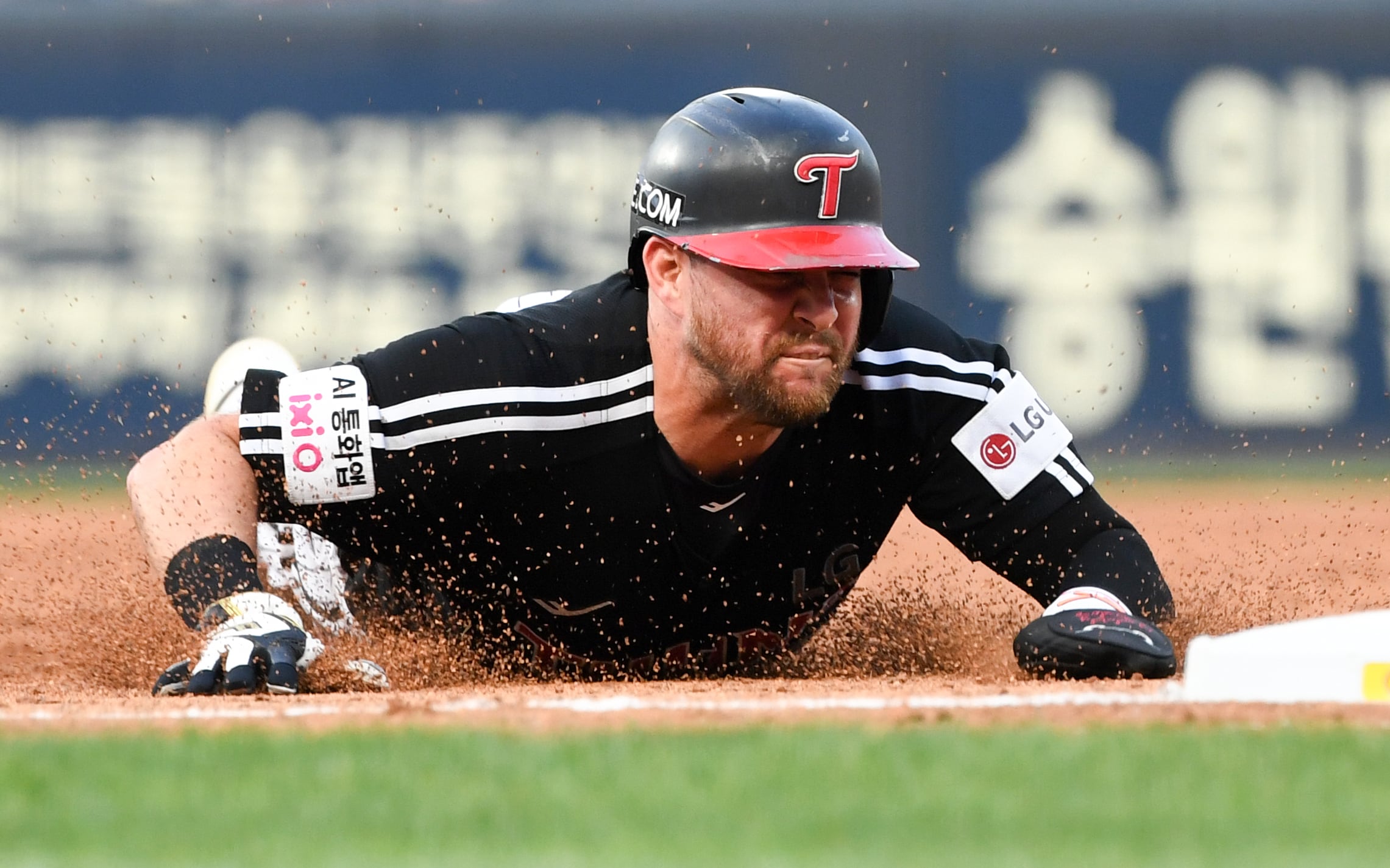 Dean's fourth 20-HR season, Kim ties for lead