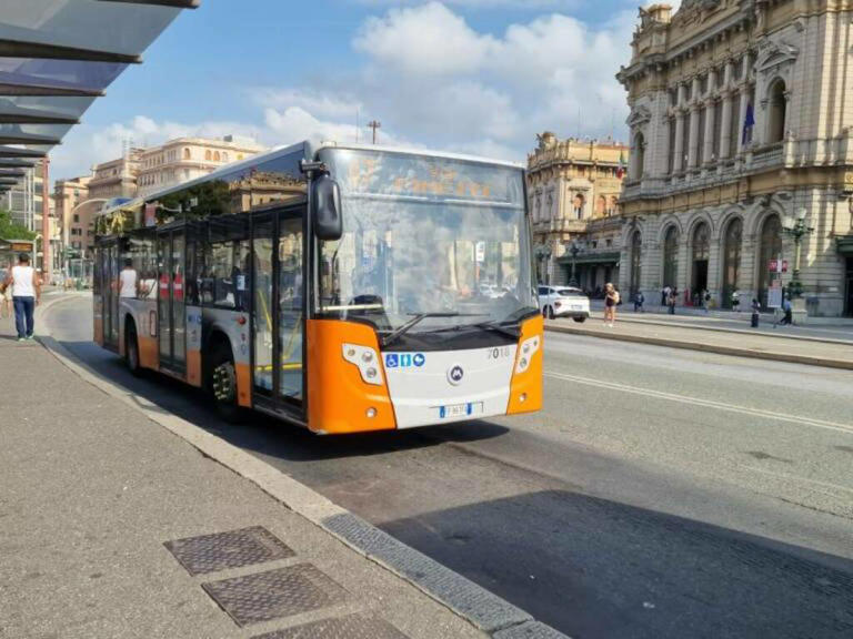 Scoppia il litigio alla fermata del bus, ragazza ferita con un coccio ...