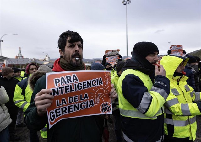 Ence reafirma su plan de eficiencia en Navia en plena huelga y prevé ...
