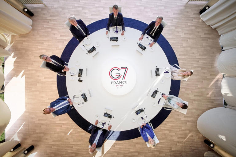 Trump looks awkward in bizarre aerial photo of grinning G7 leaders