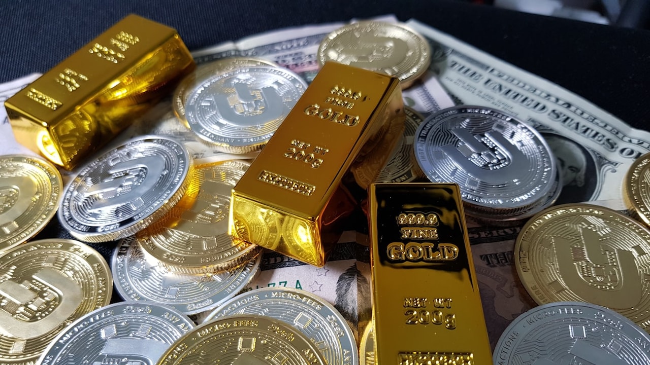 Fed fears? Gold, silver prices see no major breakout despite oil slump ...