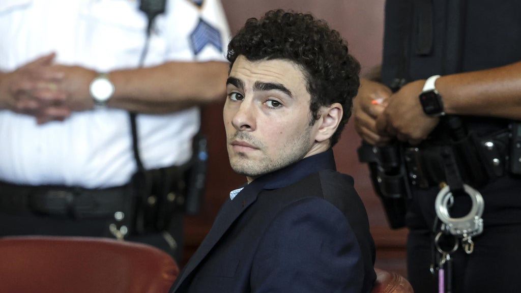 Mistake delays latest Luigi Mangione court hearing for state trial in NYC