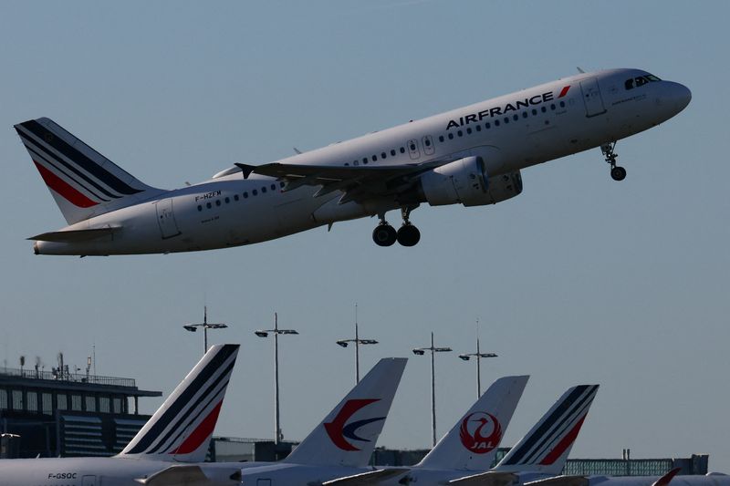 Factbox-airlines resume some Middle East flights but disruption continues