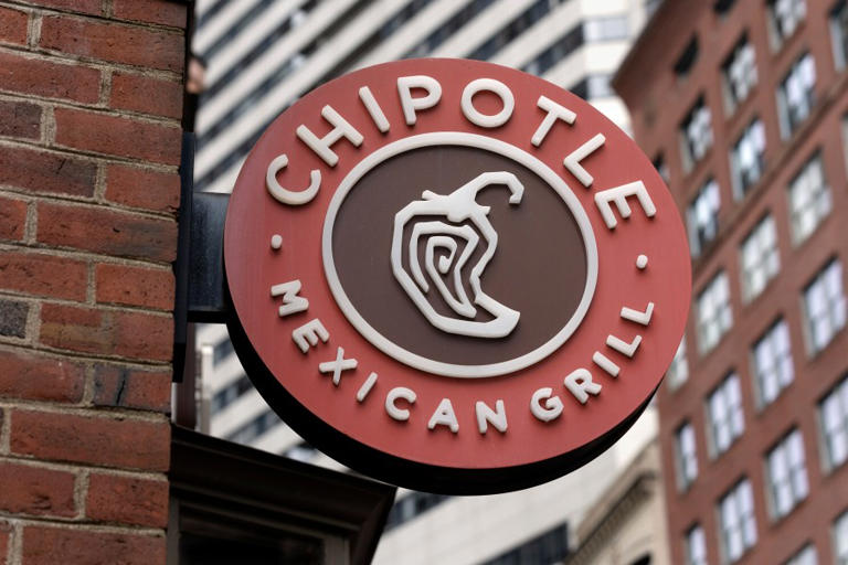 3 men arrested after teen stabbed in Manhattan Chipotle: NYPD