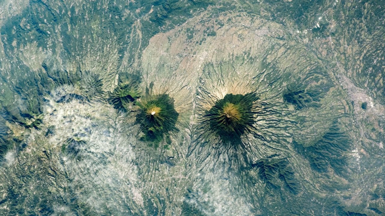 Indonesia's near-identical, 'Twin Peaks' volcanoes form striking mirror ...