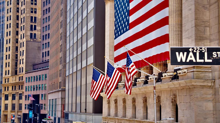 Dow soars over 400 points to hit all-time high, rising for 4th ...