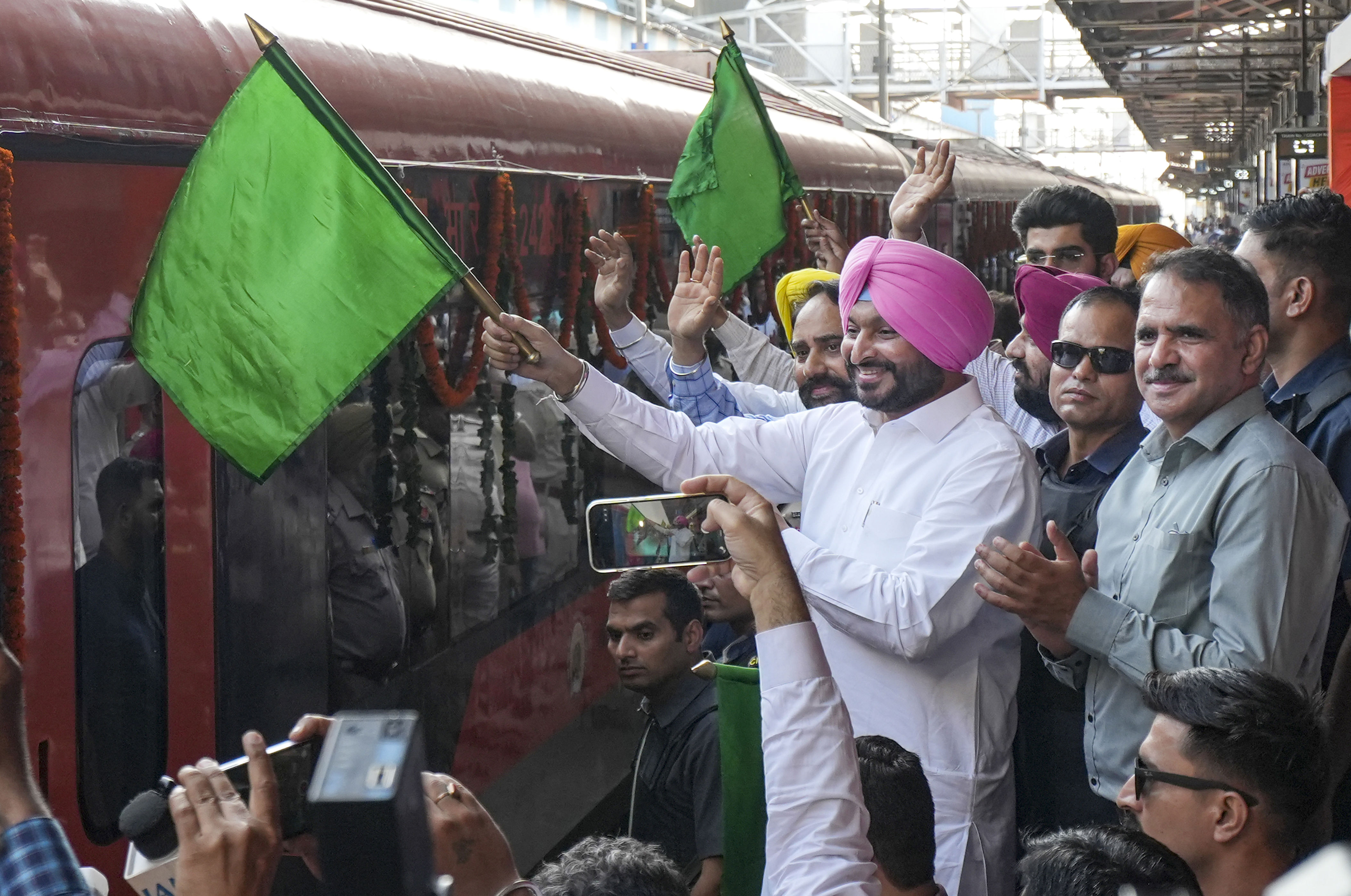 Union minister Bittu flags off rerouted Amritsar-Katra Vande Bharat ...