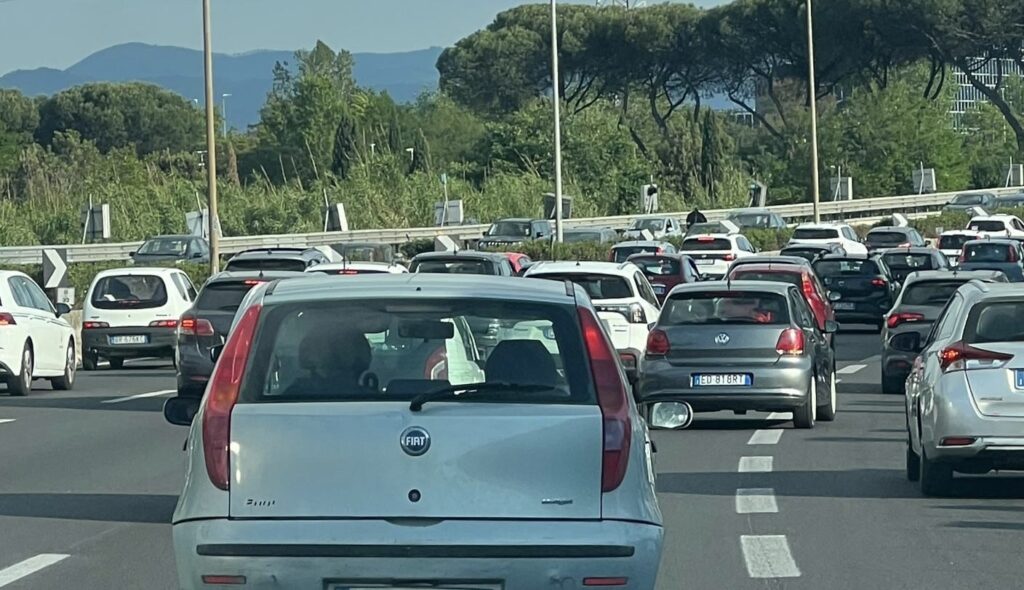 Traffico in tilt verso Ostia per un incidente sulla Cristoforo Colombo
