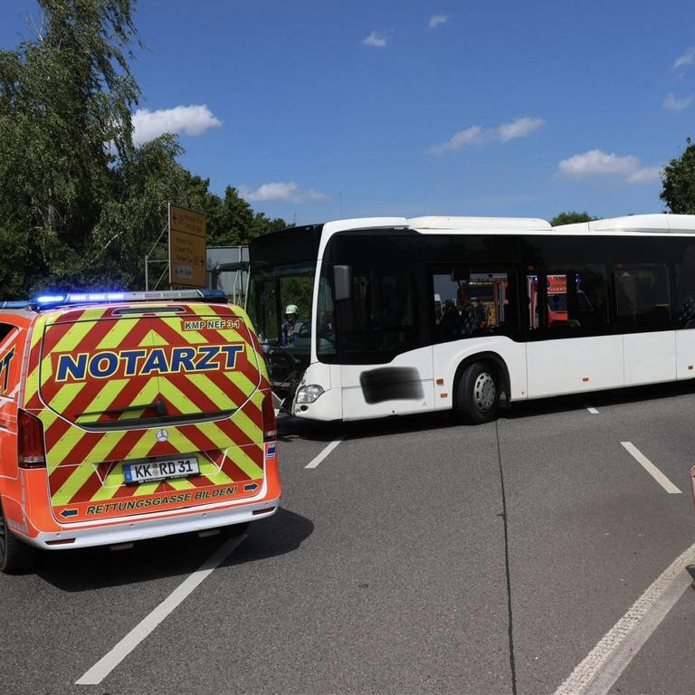 Linienbus und Motorrad stoßen zusammen