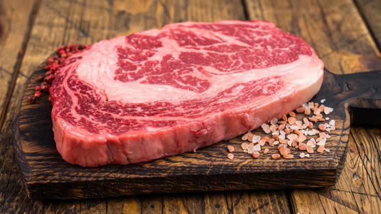 What color raw steak should actually be