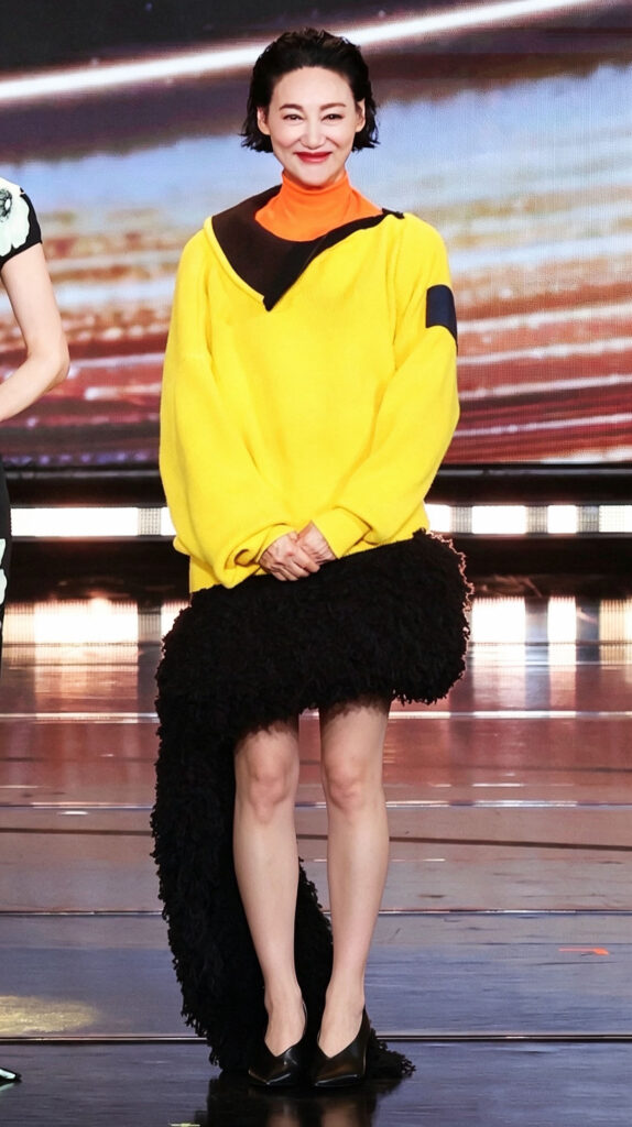 Kara Wai & Jiang Qiming wore Loewe to the 2026 Weibo Film’s Night