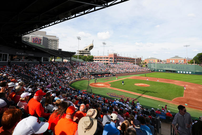 Which Auburn players and signees were invited to the 2026 MLB draft combine