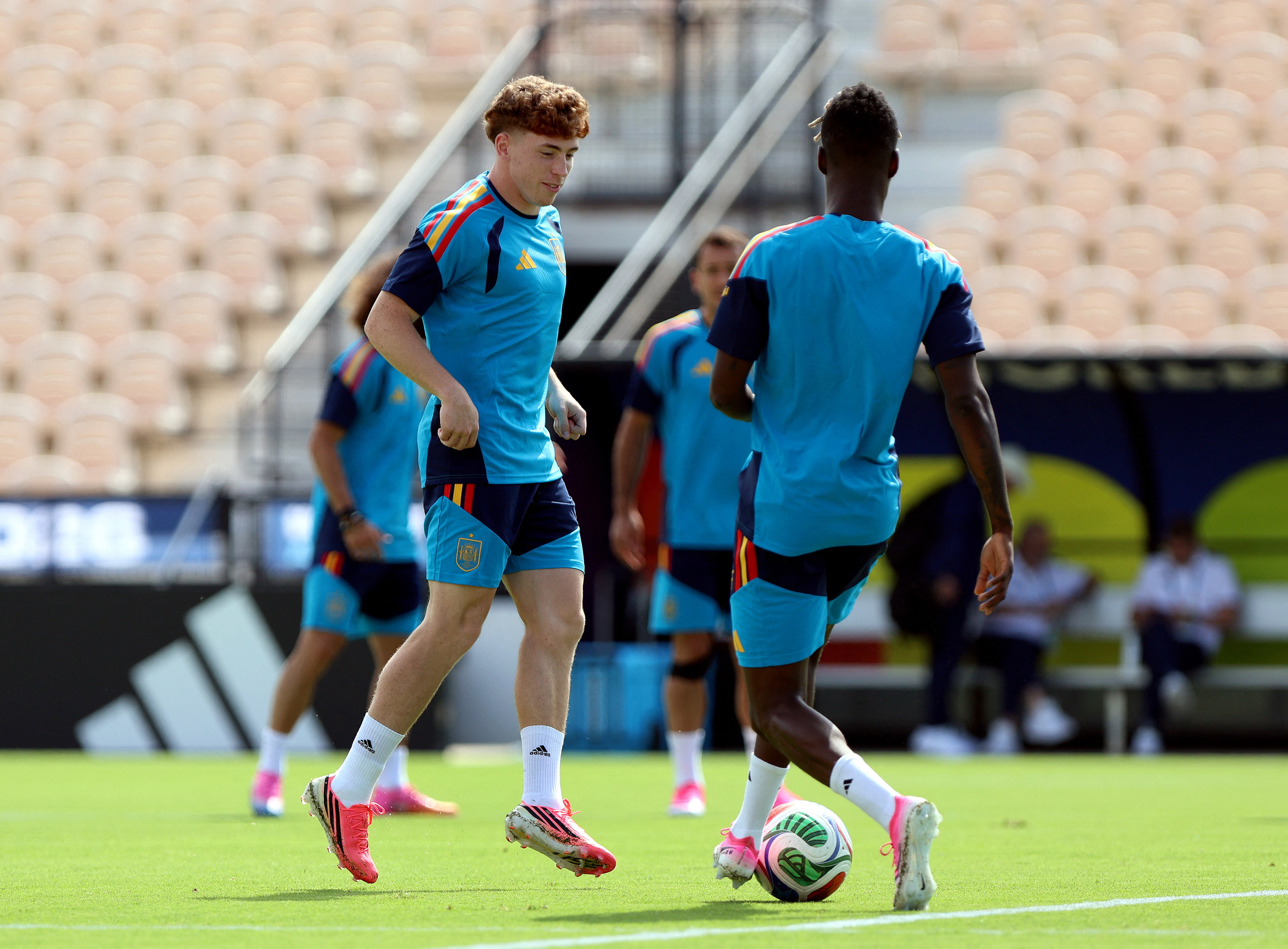 Sources: Spanish winger ready to reject Man United & Liverpool move for ...
