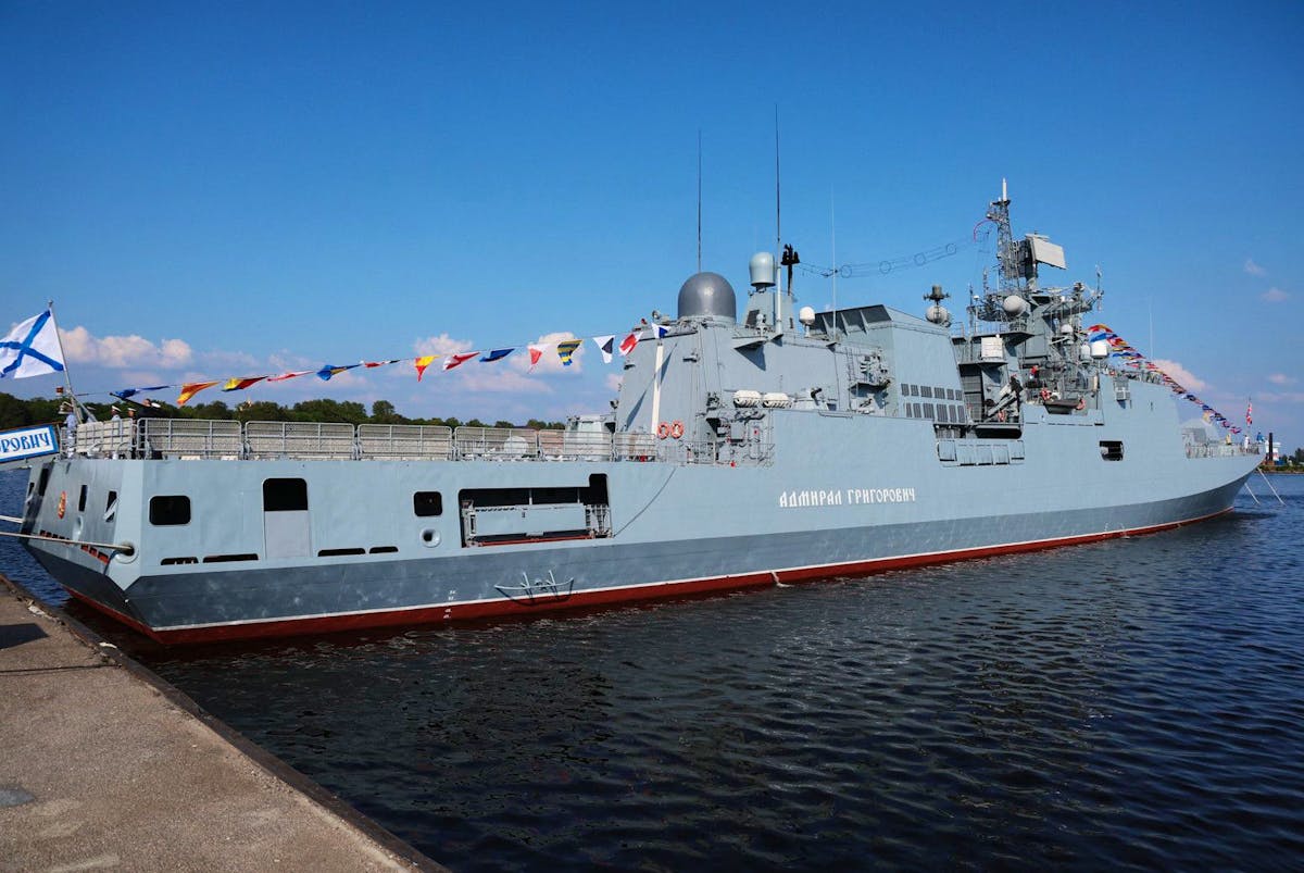 Un navire de guerre russe aurait tiré des coups de semonce