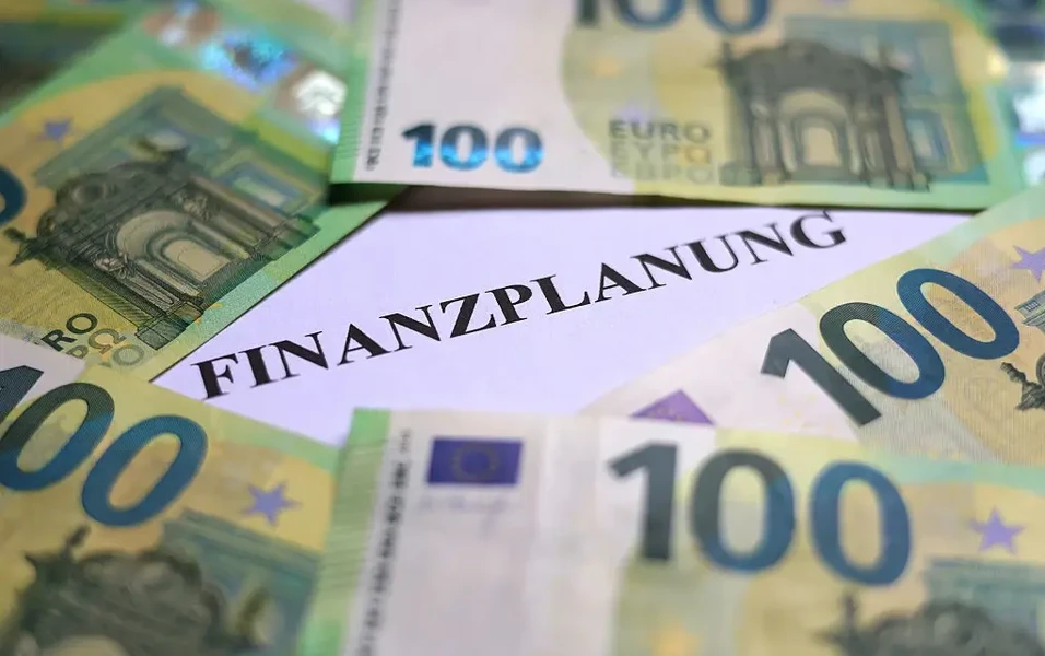 Financial experts outline 2026 strategies for saving and wealth growth