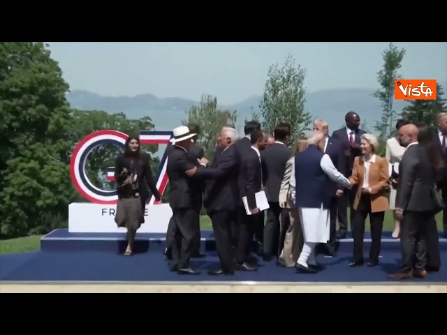 G7 Evian, i leader in posa per la foto di gruppo. Tra gli altri, Trump ...