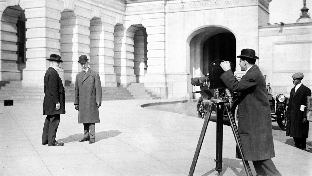15 famous photos that were staged or manipulated
