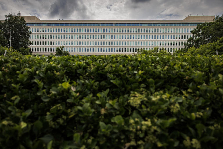 A $40 million gold heist risks exposing CIA’s top-secret spy programs