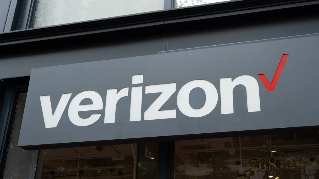 Verizon launches simpler plans, loyalty perks to lure users