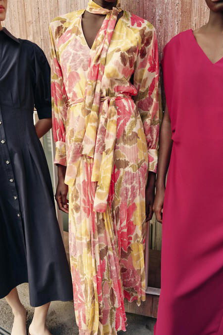 Los cinco vestidos de flores de Zara y Mango, frescos y elegantes, que ...