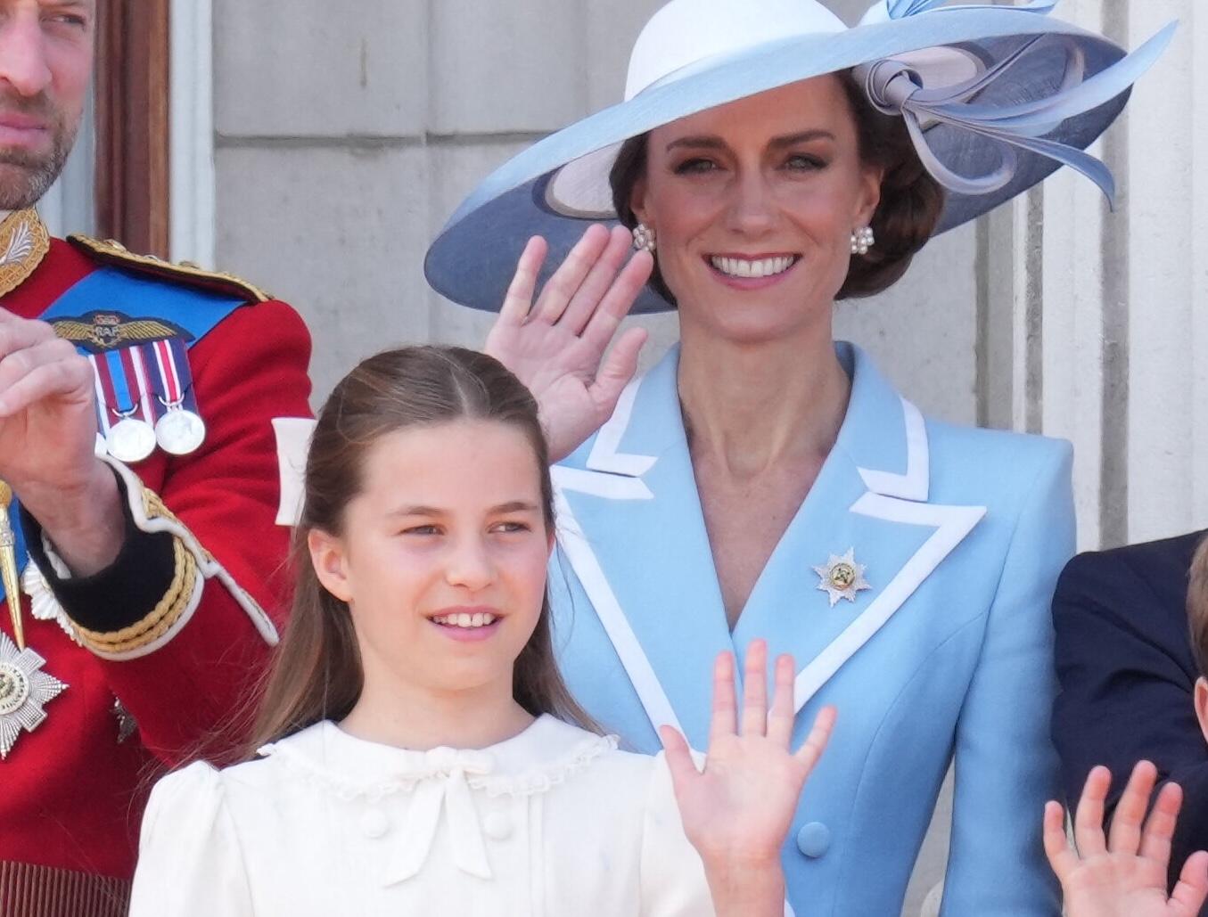 La princesse Charlotte marche dans les pas de sa mère : elle arbore des ...
