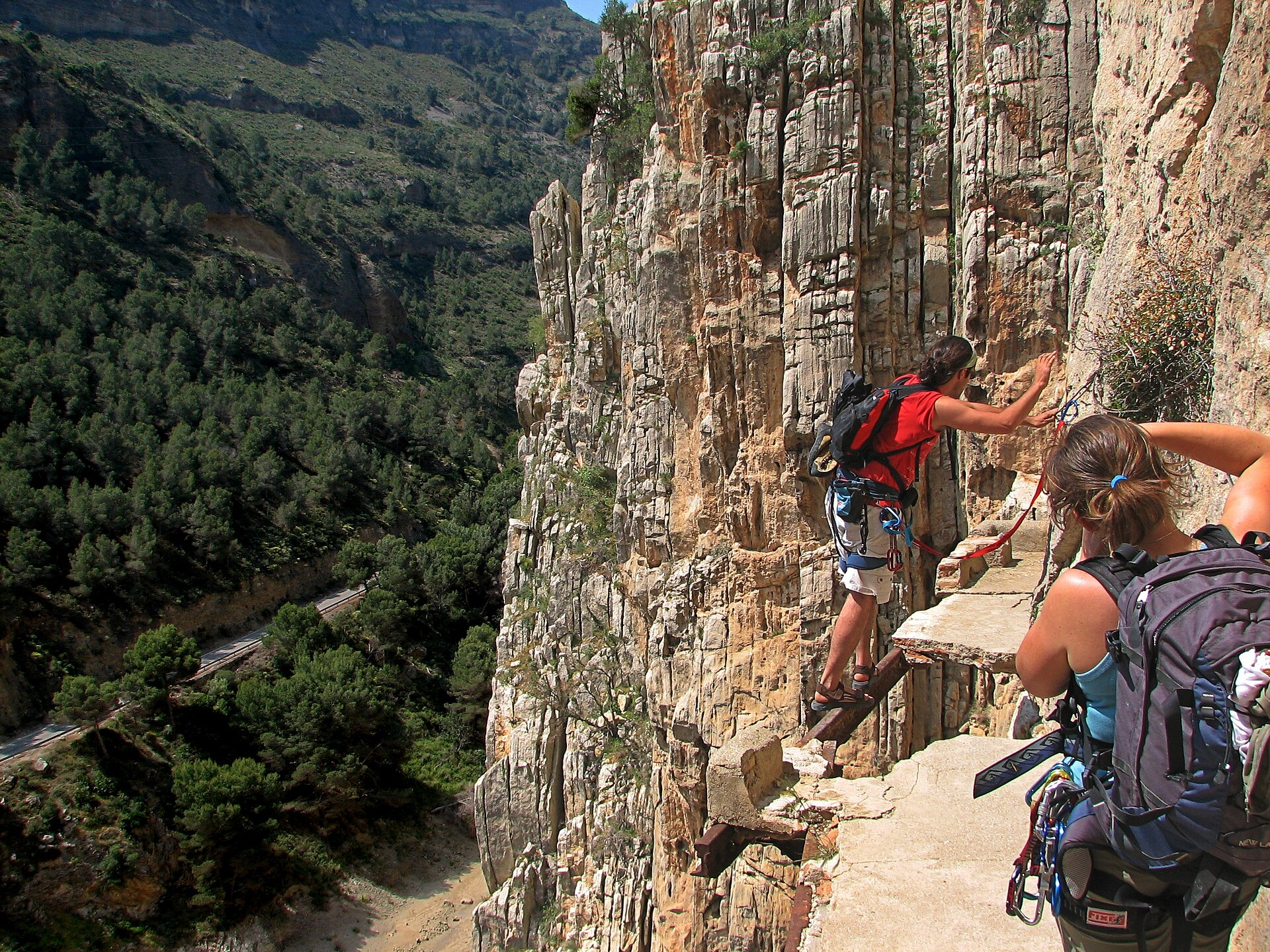 The world’s most terrifying cliffs and cliff-edge walkways that test ...