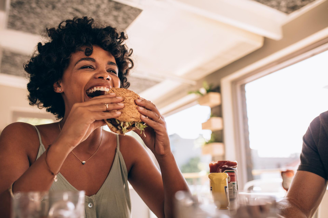 Cette erreur très courante que l'on fait tous à table favorise la prise ...