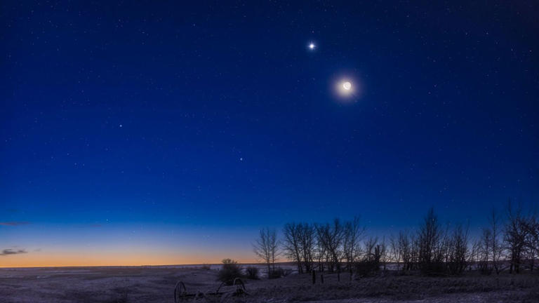The crescent moon joins 3 planets in a beautiful sunset sky show tonight