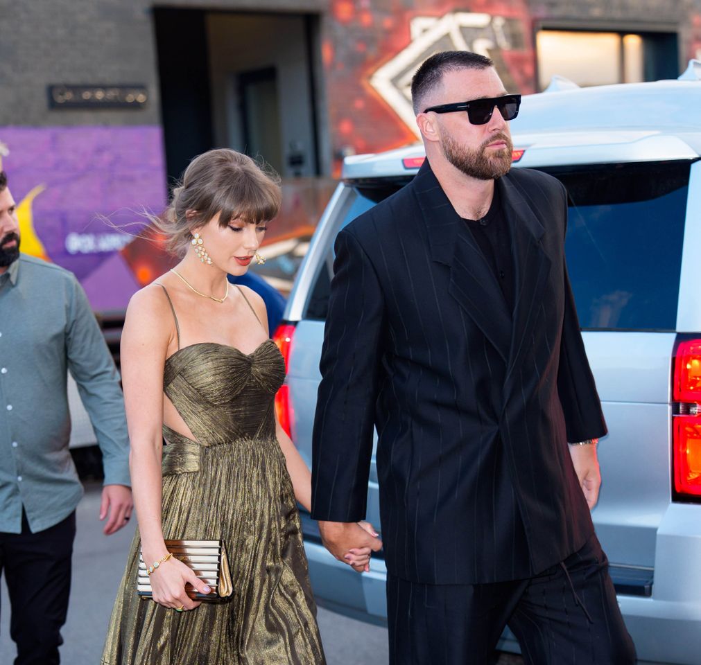 Taylor Swift dazzles in pieces from $125,000 Elizabeth Taylor jewelry ...