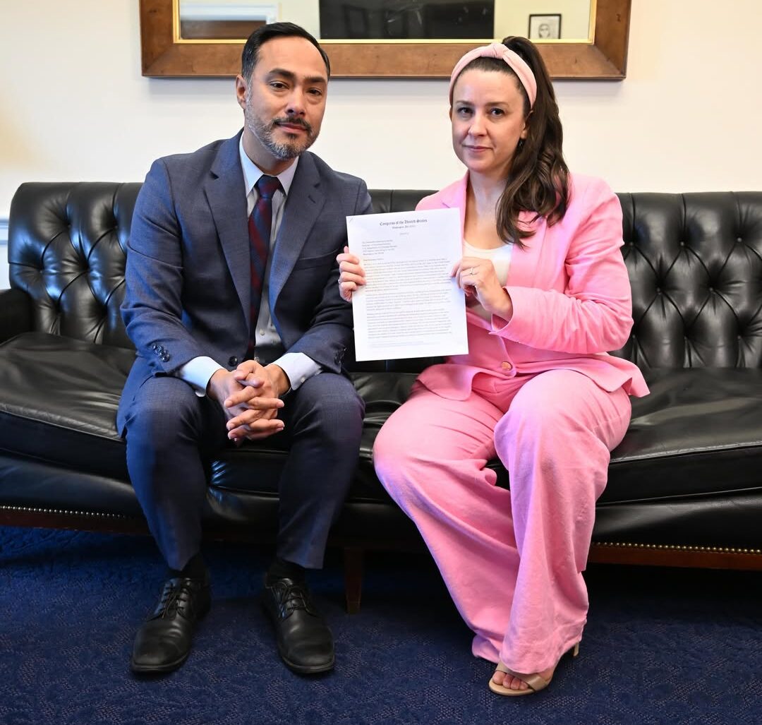 Ms. Rachel brings letters from kids in ICE custody to DC after leading ...