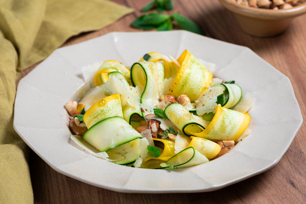 Carpaccio di zucchine gialle e verdi con frutta secca