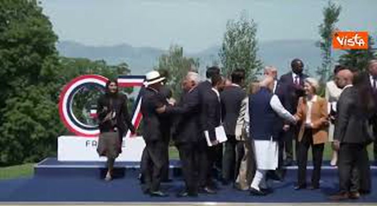 G7 Evian, i leader in posa per la foto di gruppo. Tra gli altri, Trump ...
