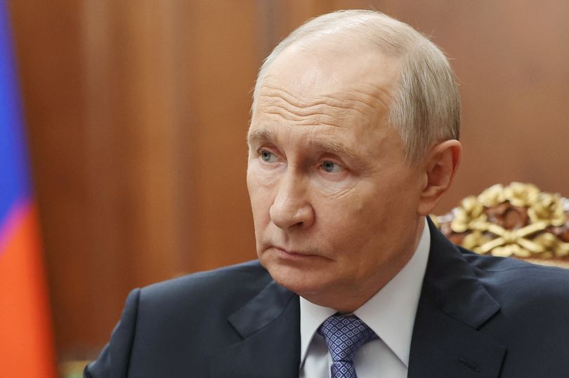 People convinced time travel is real after two photos of Vladimir Putin ...