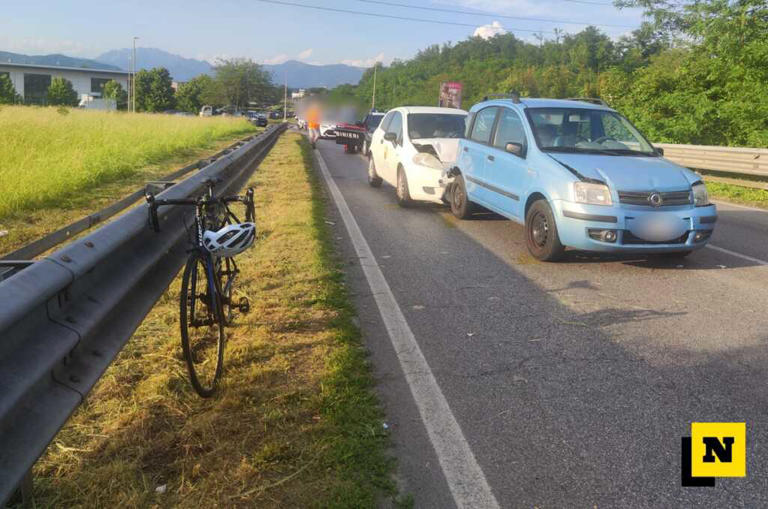 Grave malore per un ciclista che cade in strada, per evitarlo tre auto ...