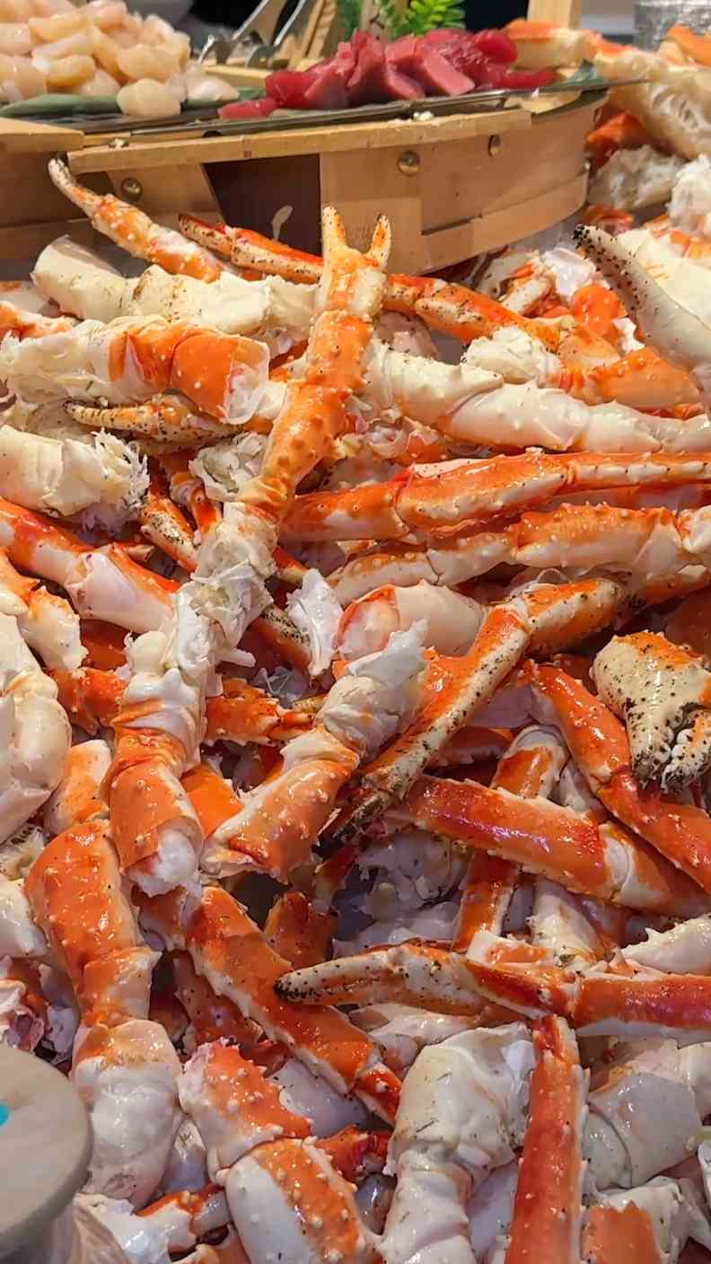 Eating at Japan's biggest all you can eat king crab buffet