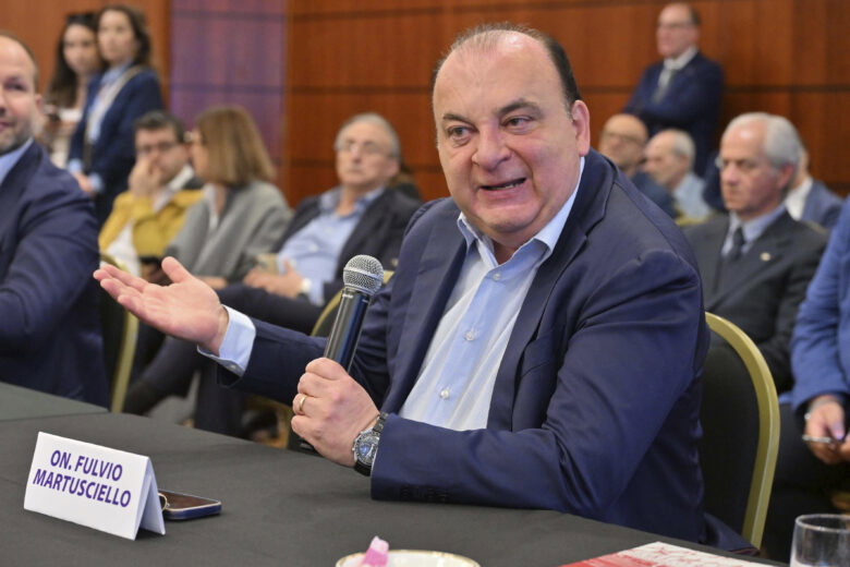 EU heft parlementaire immuniteit van Fulvio Martusciello op in ...