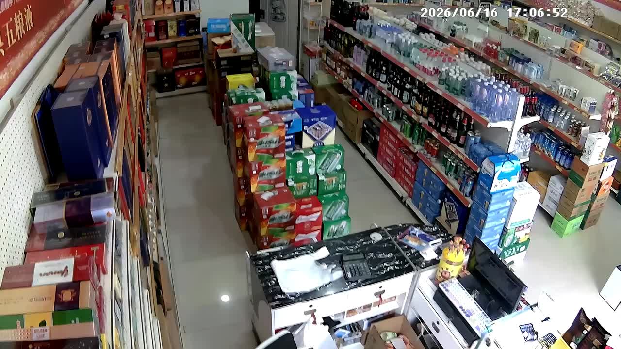 Store violently shakes sending beverages crashing to floor as ...
