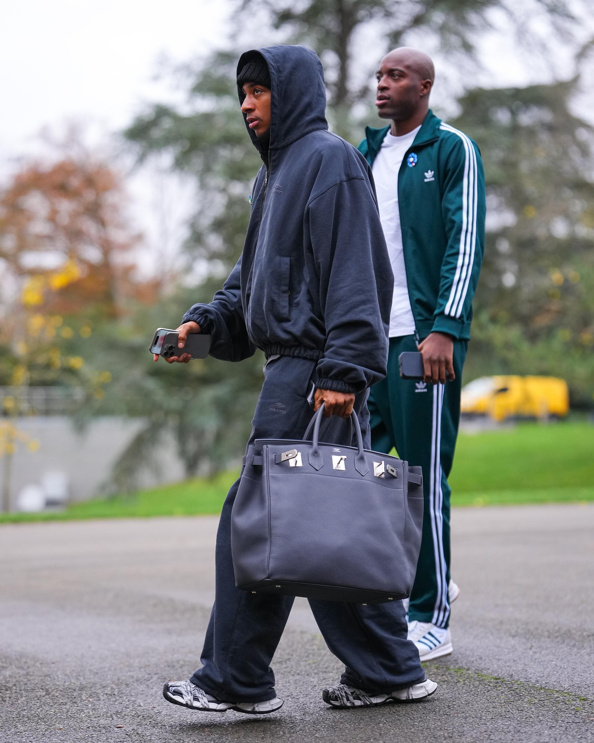 Crampons, bijoux, casquettes... : Pourquoi Michael Olise est si ...