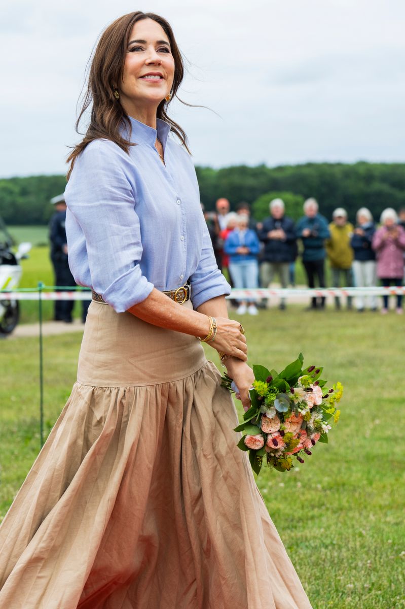 Queen Mary's belted summer look features the timeless shoes every woman ...