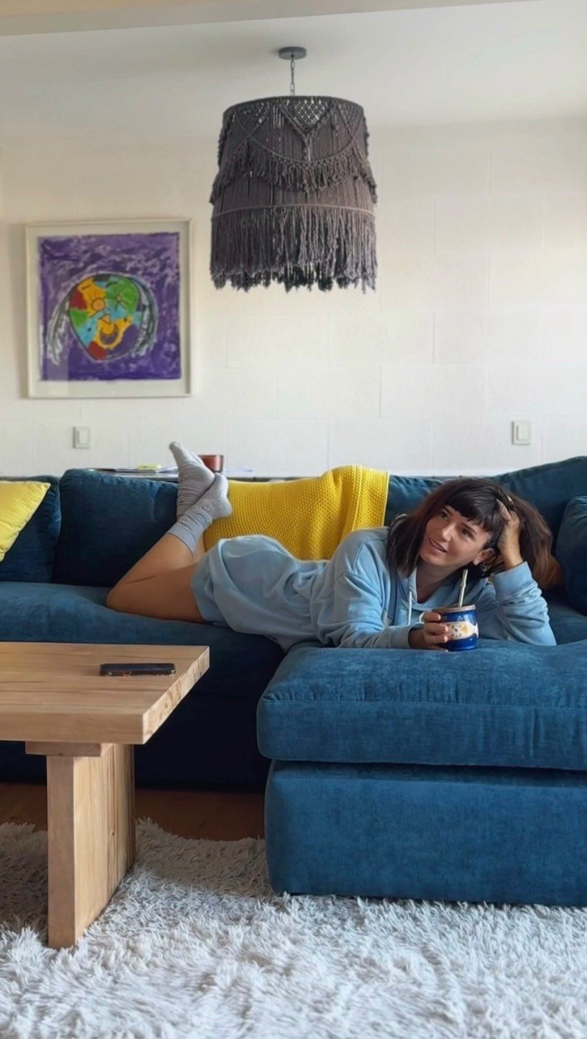 Entramos al living de Griselda Siciliani: maxi-sillón y muchos colores