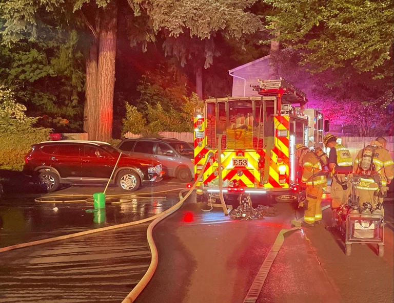3 hurt in overnight apartment fire in SW Portland