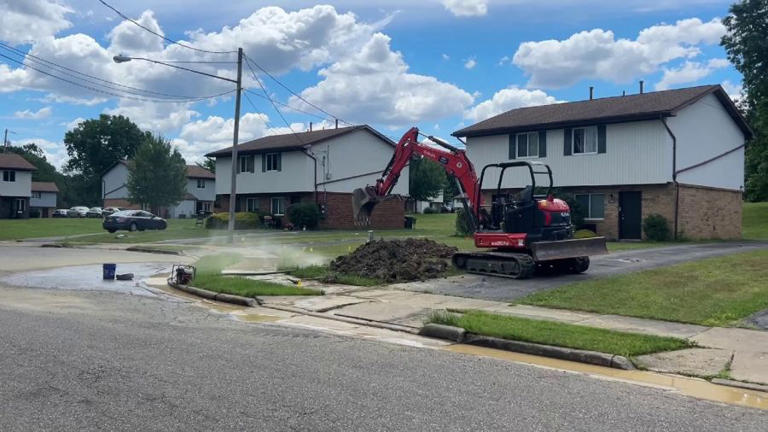 Crews hit gas line on Youngstown’s West Side